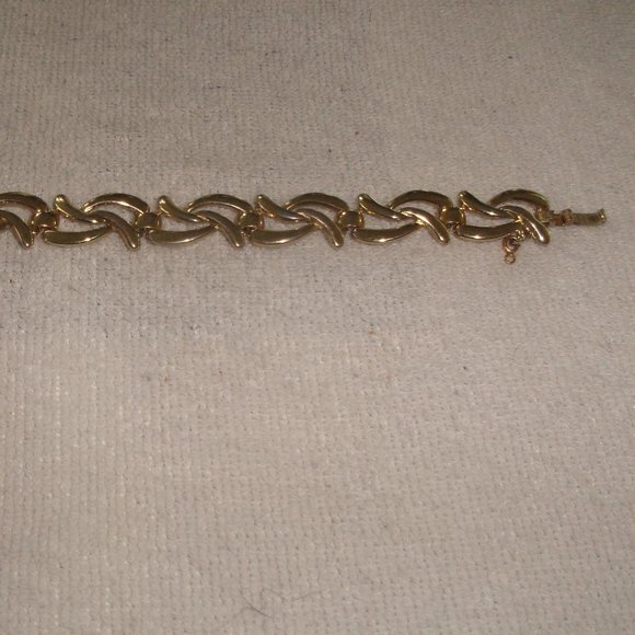 Monet | Jewelry | Monet Bracelet Gold Tone Wave Link Chain | Poshmark